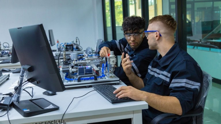 Practicante: qué es y cuál es su función principal | UNIR Perú